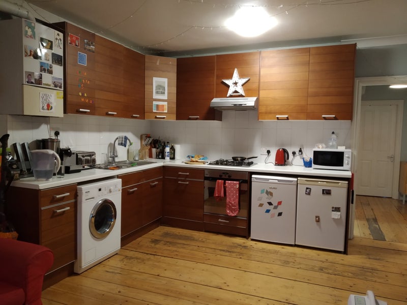 'Large Room in Nice Flat 4' Walk from Kennington' Room to Rent from ...