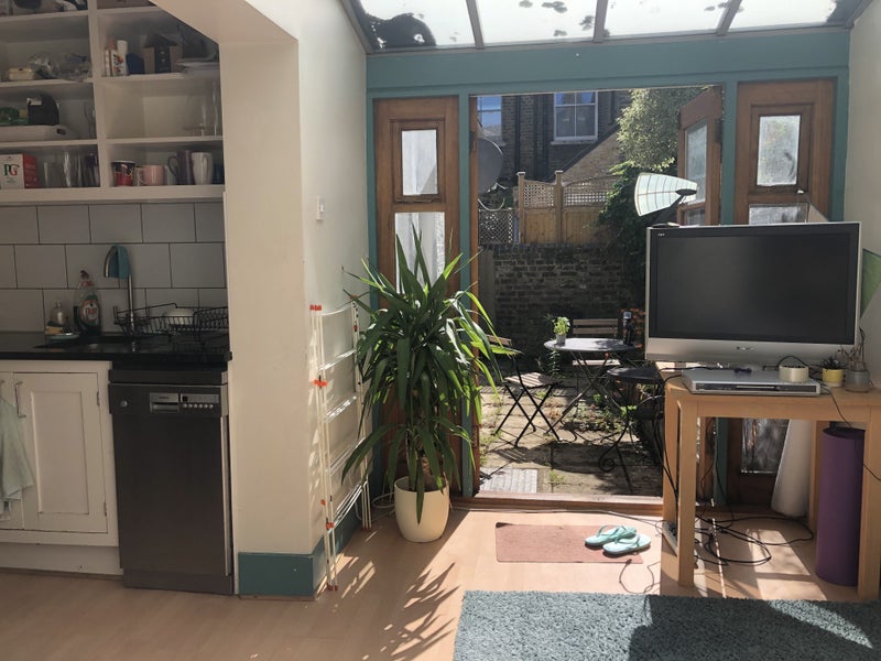 'Spacious sunny room near central London' Room to Rent from SpareRoom