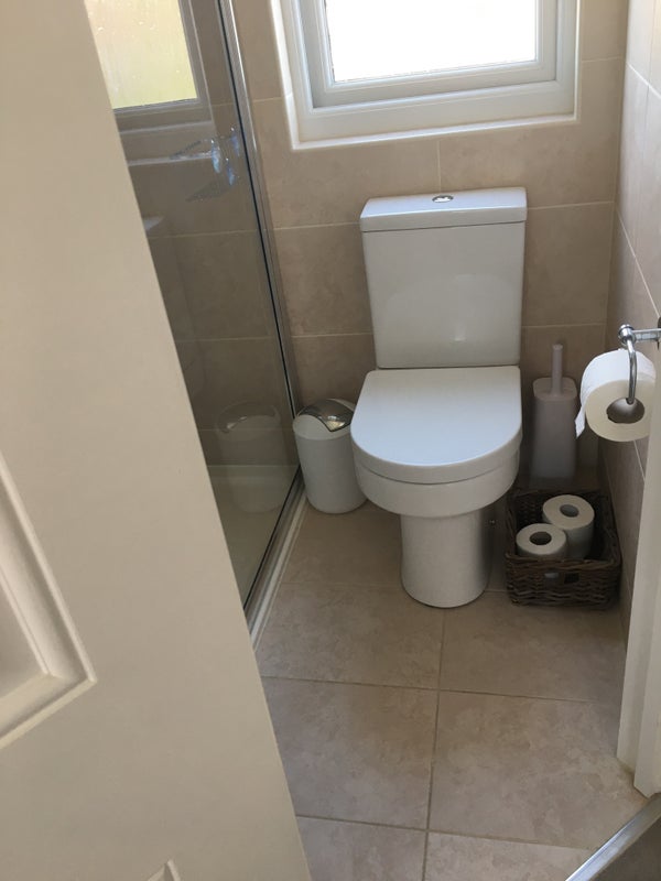 'Professional Male or Female Mon/Friday let. ' Room to Rent from SpareRoom