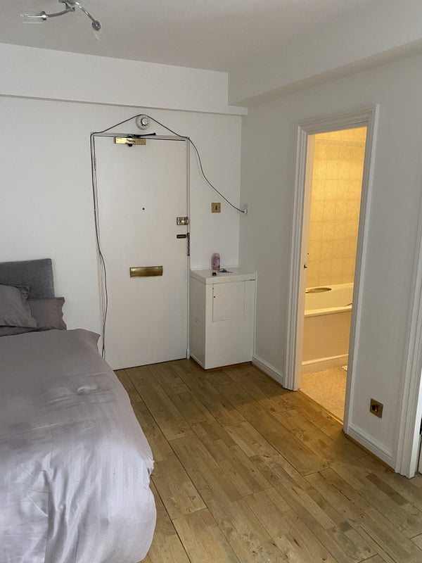 '£1250: Spacious Chelsea Cloisters Studio' Room to Rent from SpareRoom