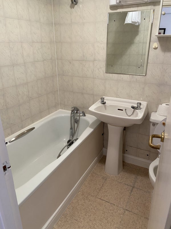 '£1250: Spacious Chelsea Cloisters Studio' Room to Rent from SpareRoom