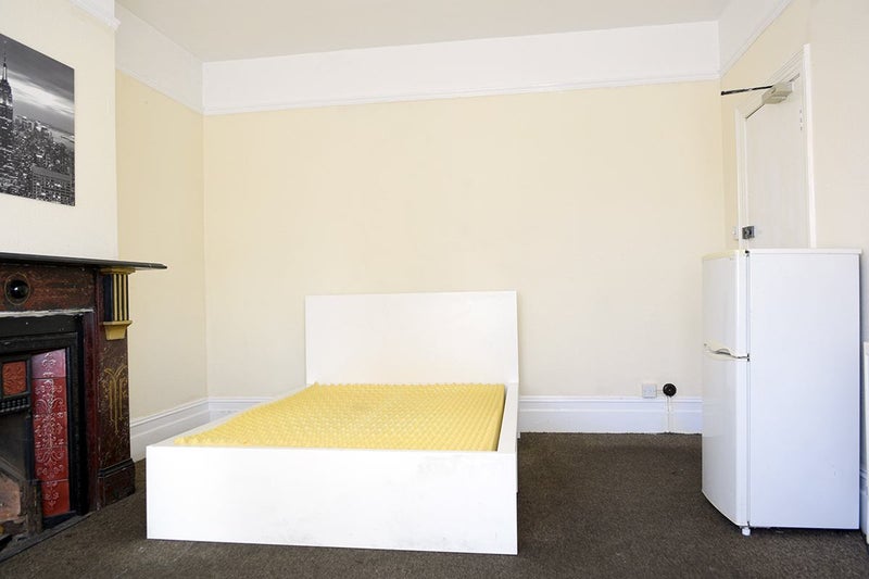 'Larger than double close to Thornton Heath Station' Room to Rent from ...