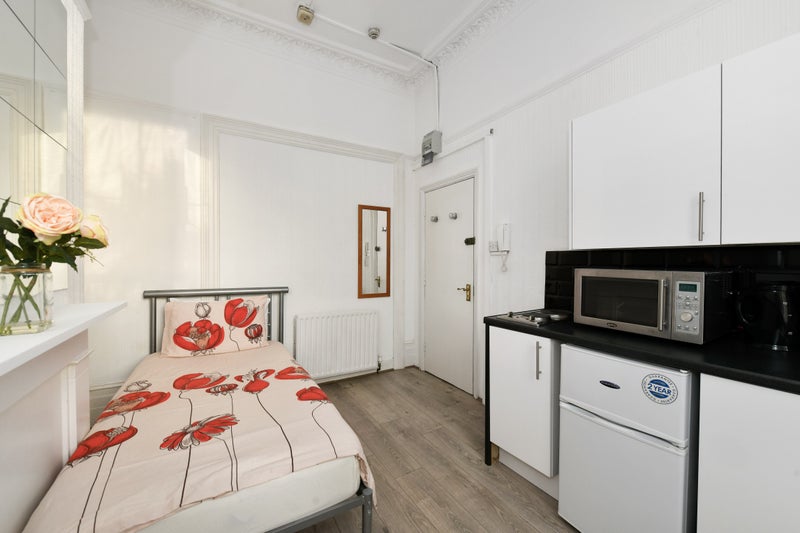'Fully Furnished Good Size Single Bedsit in Chelsea' Room to Rent from ...