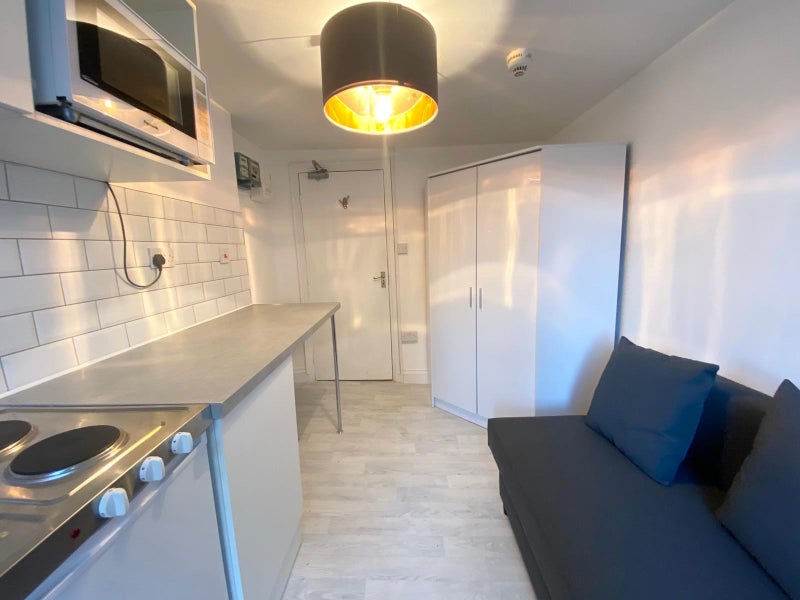 'Cosy, Modern Bedsit in Brixton (most bills inc)' Room to Rent from ...