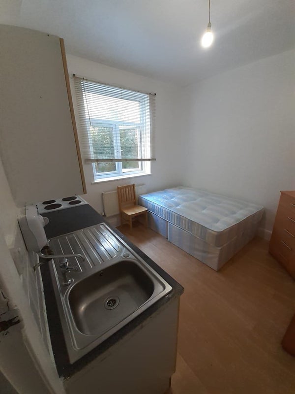 'Large Bedsit In Homerton' Room to Rent from SpareRoom