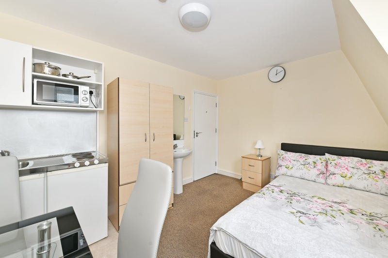'Fully Furnished Large Double Bedsit -All Bill Incl' Room to Rent from ...