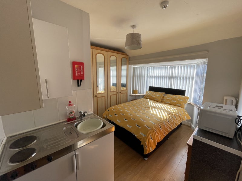 '**Studio Rooms Available Enquiry now**' Room to Rent from SpareRoom