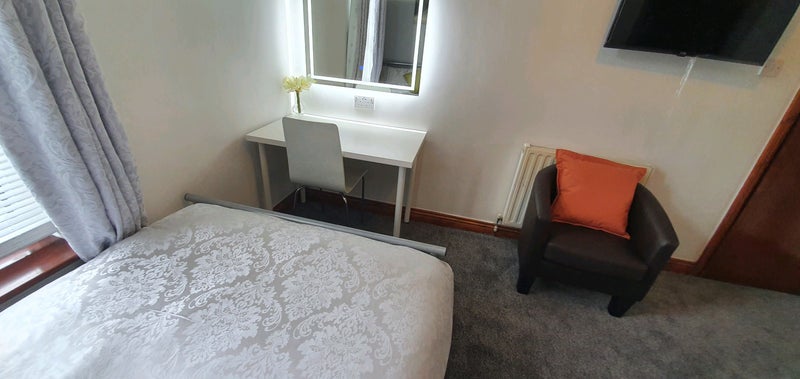 'En Suite, INC BILLS Walk to city centre Uni, train' Room to Rent from ...