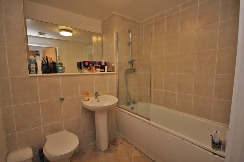 'Double room - shared bathroom, Quantum, M1' Room to Rent from SpareRoom