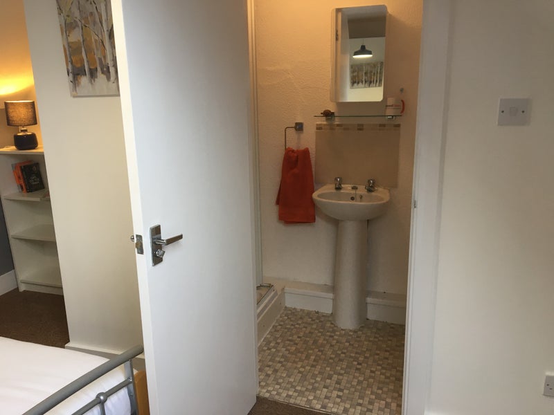 'Fantastic ES Room with study - fully redecorated!' Room to Rent from ...