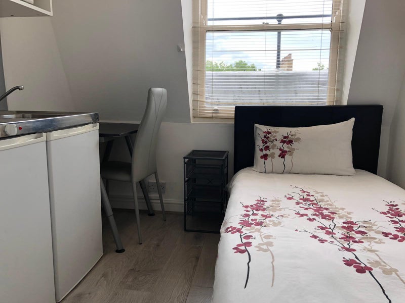 'Fully Furnished Single Bedsit in SW7' Room to Rent from SpareRoom