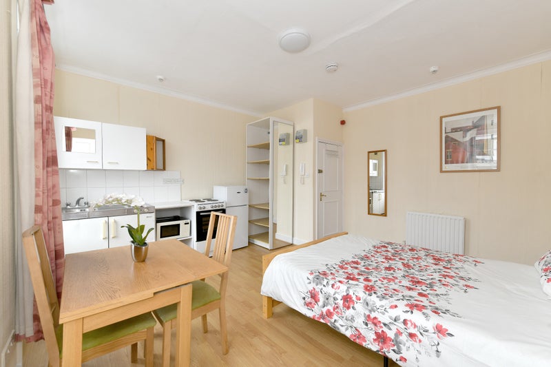 'Fully Furnished Large Double Bedsit in Chelsea' Room to Rent from ...