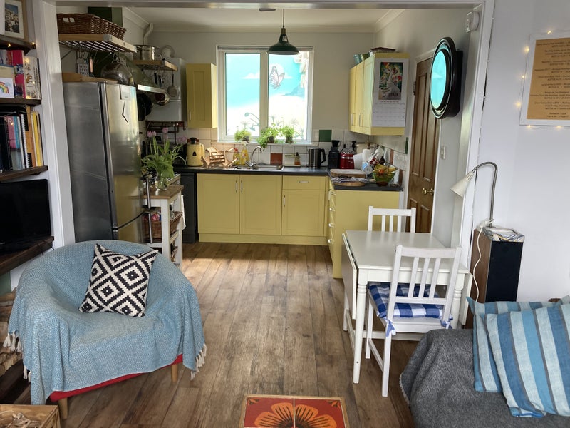 'The Daisy Room in friendly house for a dog lover ' Room to Rent from ...