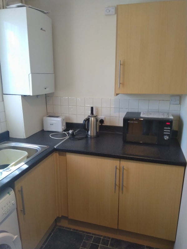 'Newly redecorated bedsit in Horsham' Room to Rent from SpareRoom