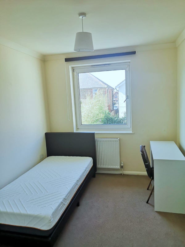 'Students only, 1 double and 2 single rooms to let ' Room to Rent from ...