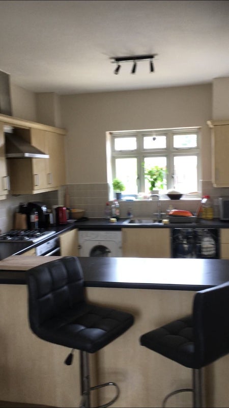'Large Double bedroom 23m2 with en-suite bathroom' Room to Rent from ...
