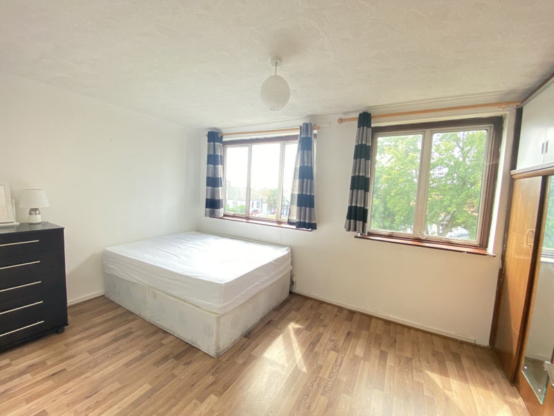 'Extra Large Rooms For Renting For Singles/Couples' Room to Rent from ...