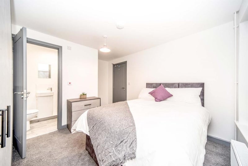 'All Ensuite High End HMO - Students Welcome' Room to Rent from SpareRoom