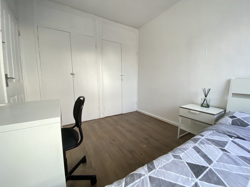 'Large double room in a female only flat - Bow' Room to Rent from SpareRoom