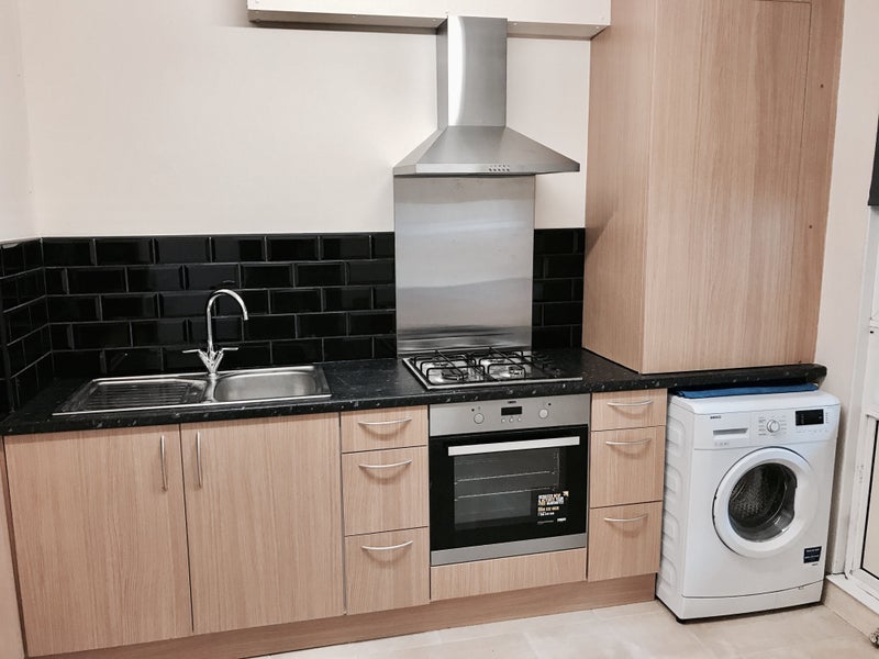 'Large double room in a female only flat - Bow' Room to Rent from SpareRoom