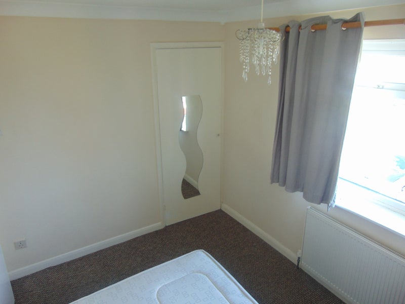 'Double Rooms Close to Ifield Station' Room to Rent from SpareRoom