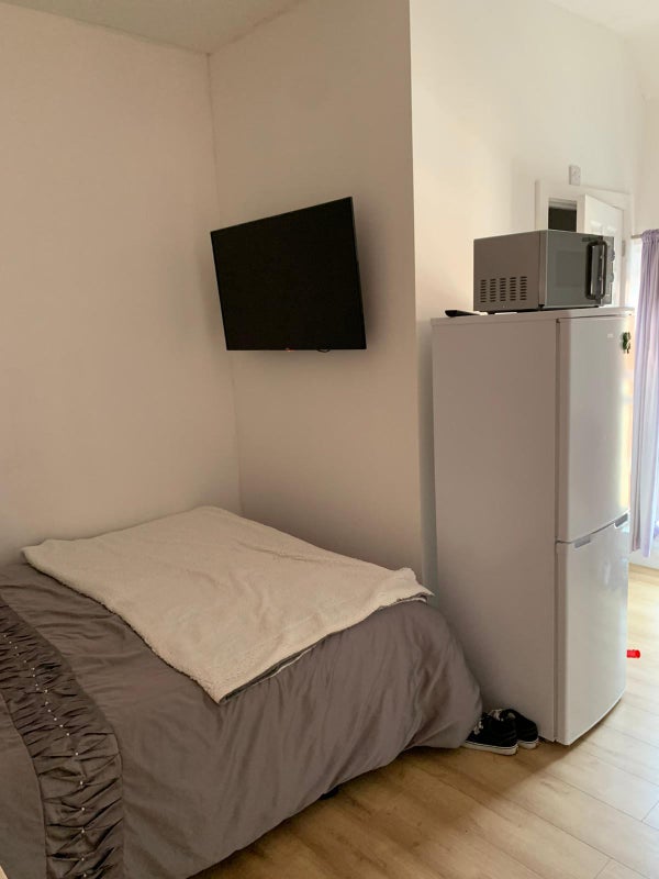'Fully Furnished Studio Apartment' Room to Rent from SpareRoom