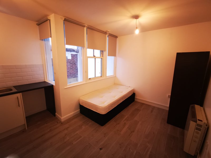 'Seafront Square - Bedsit with Shared Bathroom*** ' Room to Rent from ...