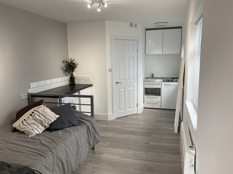 ' Excellent Bedsit with ensuite-Rent inc Bills!!' Room to Rent from ...