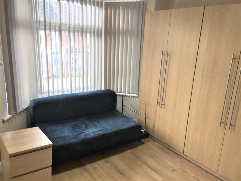 'Bedsit Studio £900 Pcm In Ilford' Room to Rent from SpareRoom