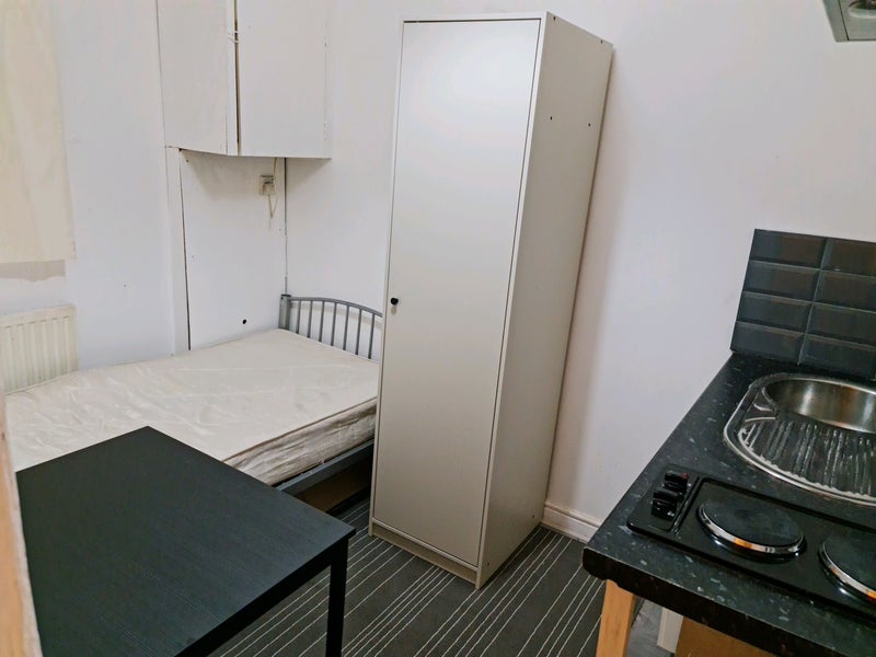 'Bedsit-Studio With Shared Bath On High Street' Room to Rent from SpareRoom