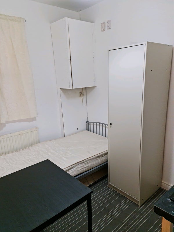 'Bedsit-Studio With Shared Bath On High Street' Room to Rent from SpareRoom