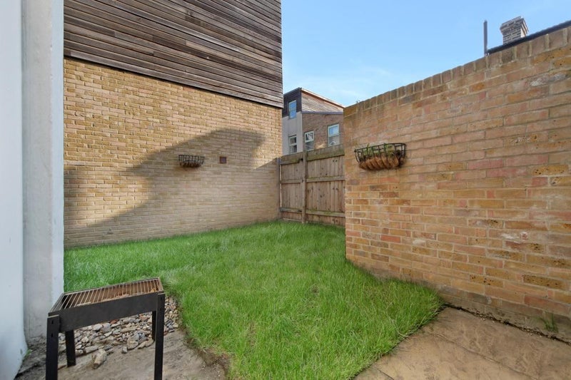 'Double room Mews house in Clapham area SW4 ' Room to Rent from SpareRoom