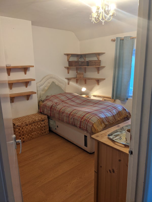 'Single bedroom in relaxed, quiet family home' Room to Rent from SpareRoom