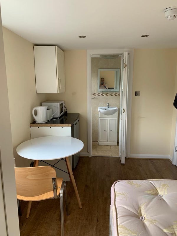 '1 single en-suite room available ' Room to Rent from SpareRoom