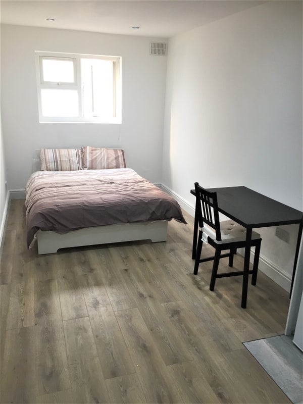 'Bedsit Studio £950 Pcm ' Room to Rent from SpareRoom