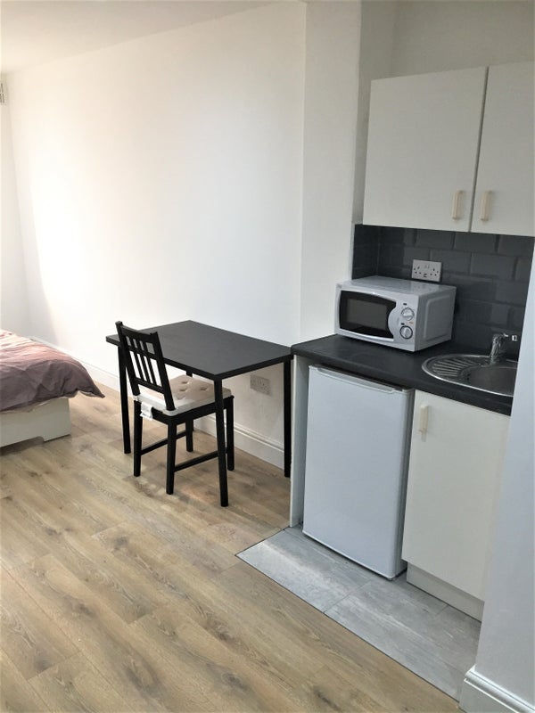 'Bedsit Studio £950 Pcm ' Room to Rent from SpareRoom