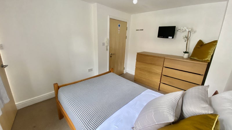 'Lovely Double En-suite Room in Woolwich' Room to Rent from SpareRoom