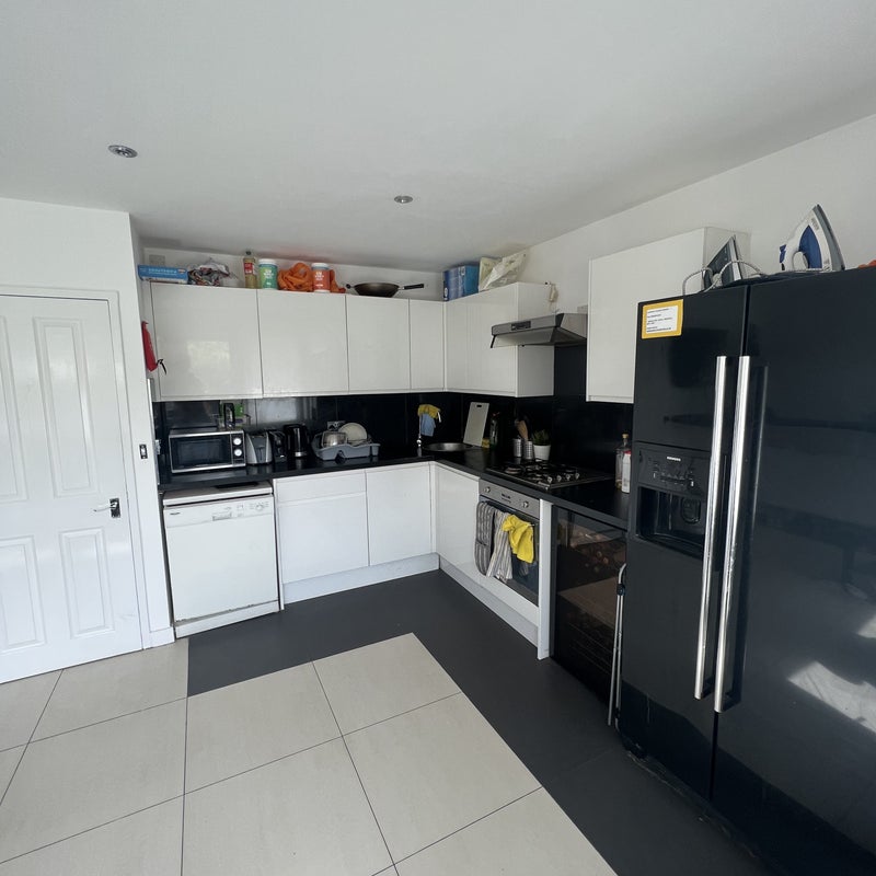 'Double Bedroom, Modern flat in Stockwell! ' Room to Rent from SpareRoom
