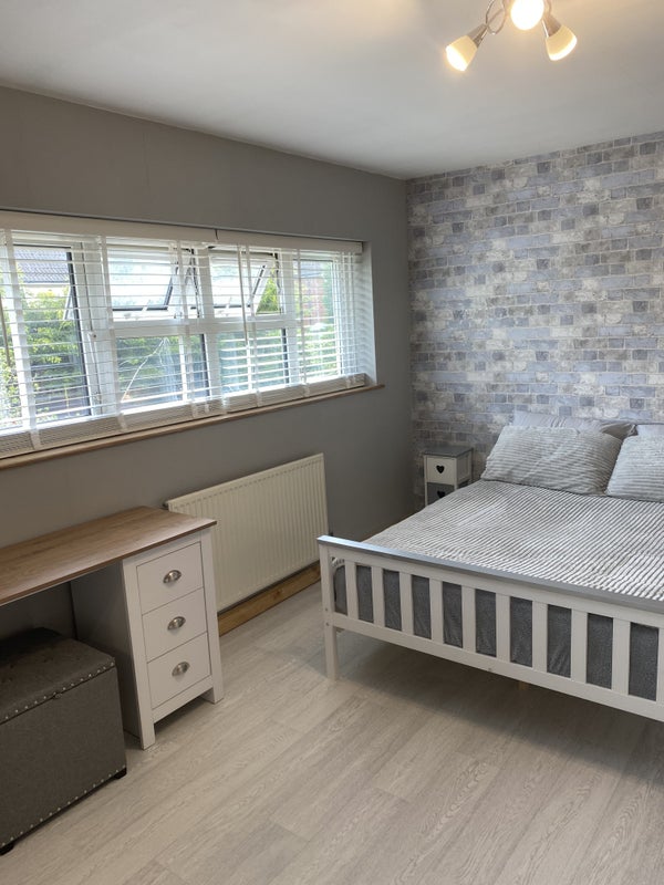 'Available large bedroom in three bedroom house ' Room to Rent from ...