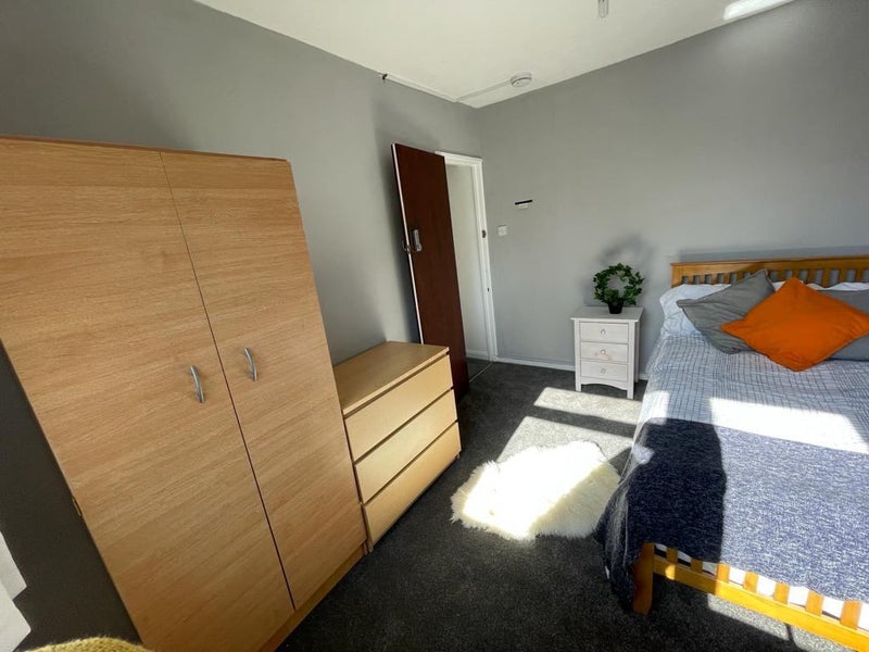 'Double Spacious room in Limehouse ' Room to Rent from SpareRoom