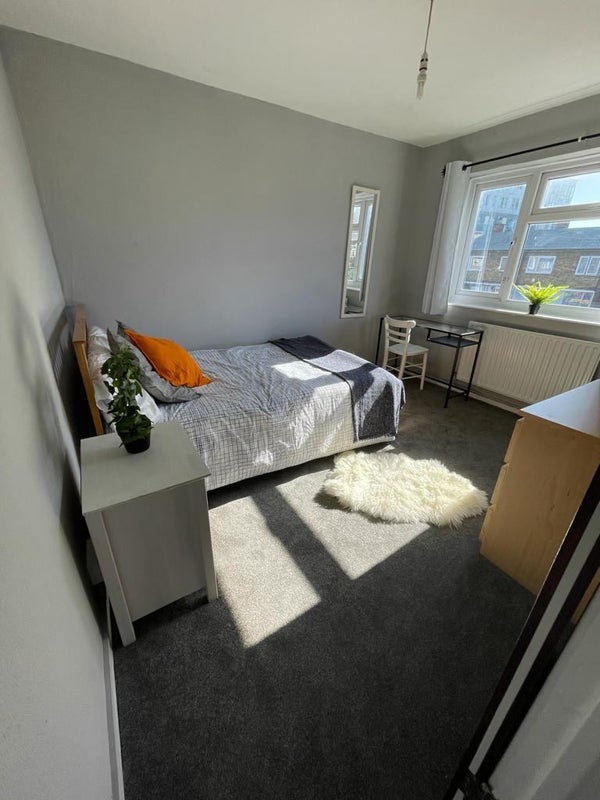 'Double Spacious room in Limehouse ' Room to Rent from SpareRoom