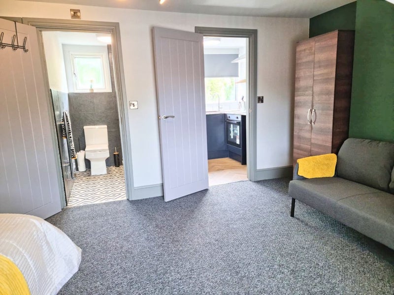 New Modern Large Studio Flat - No Bills To Pay!' Room to Rent from ...
