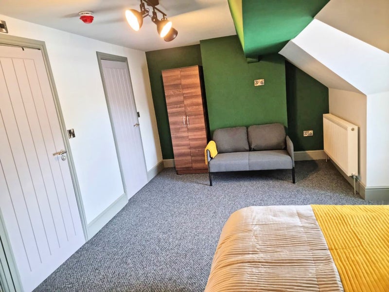 New Modern Large Studio Flat - No Bills To Pay!' Room to Rent from ...