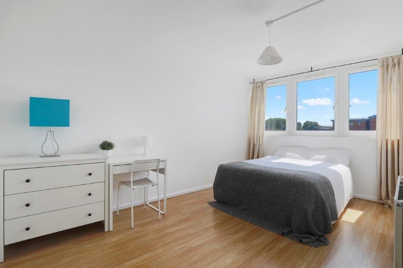 'Newly renovated 4 double bedroom flat' Room to Rent from SpareRoom