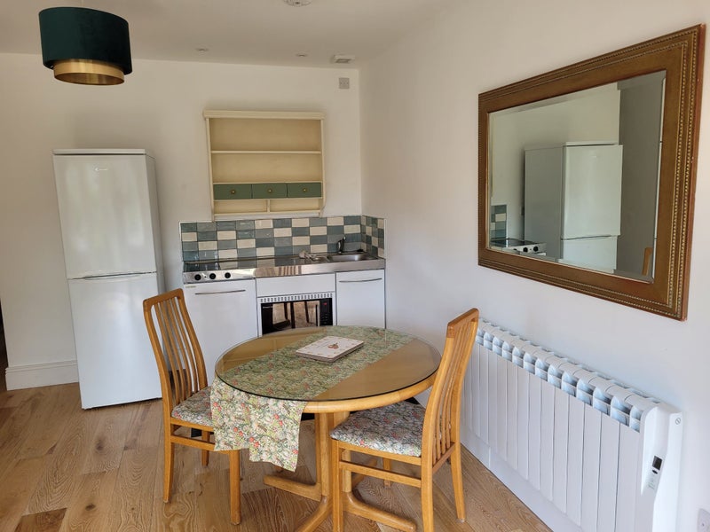'Annexe, sole use living room, kitchenette, ensuite' Room to Rent from ...