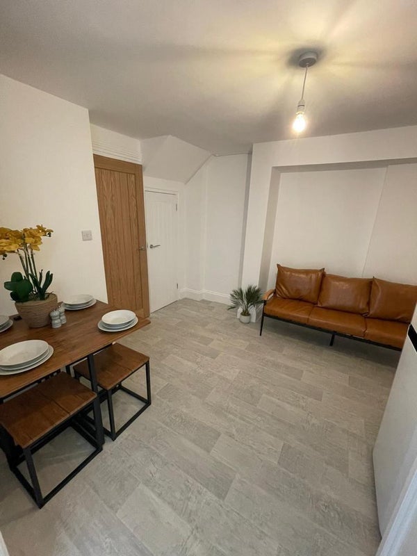 'Small Flat Share - Close To Seafront' Room to Rent from SpareRoom