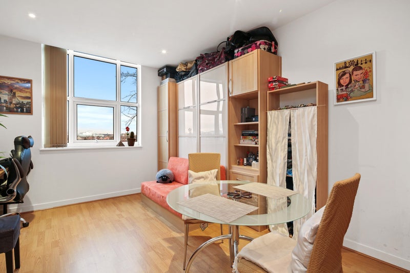 'Large Studio Flat - Gated Complex' Room to Rent from SpareRoom