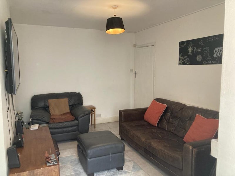 'Double room available in hyde park - £85ppw' Room to Rent from SpareRoom