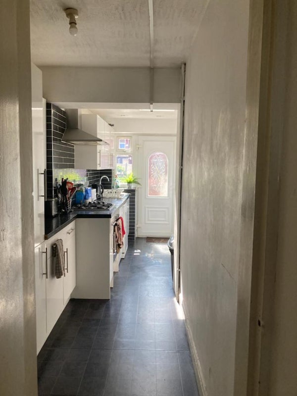 'Double room available in hyde park - £85ppw' Room to Rent from SpareRoom