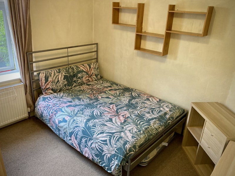 'Spacious Double Room in a 2 Bedroom Apartment' Room to Rent from SpareRoom